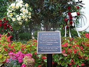 Eight Belles Honored in Public Memorial - BloodHorse
