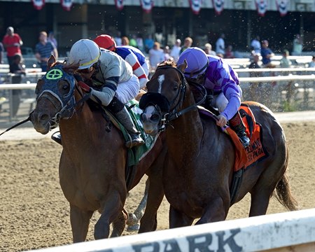 Pat On the Back Scores Thrilling Victory in Commentator - BloodHorse